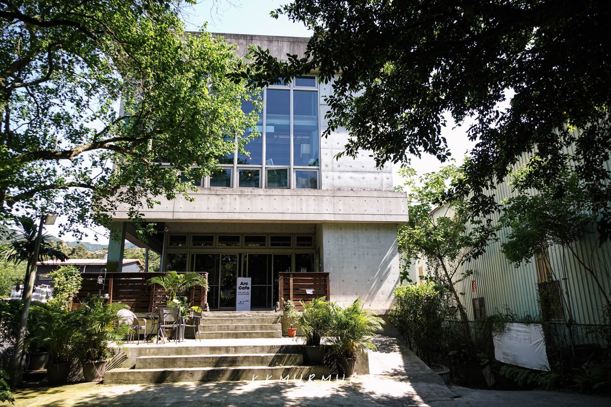 【Arc Cafe】美術館氛圍玻璃屋咖啡廳，愜意空間享受誘人餐食與甜點｜新北深坑咖啡廳推薦(菜單) - 老K嘴一下