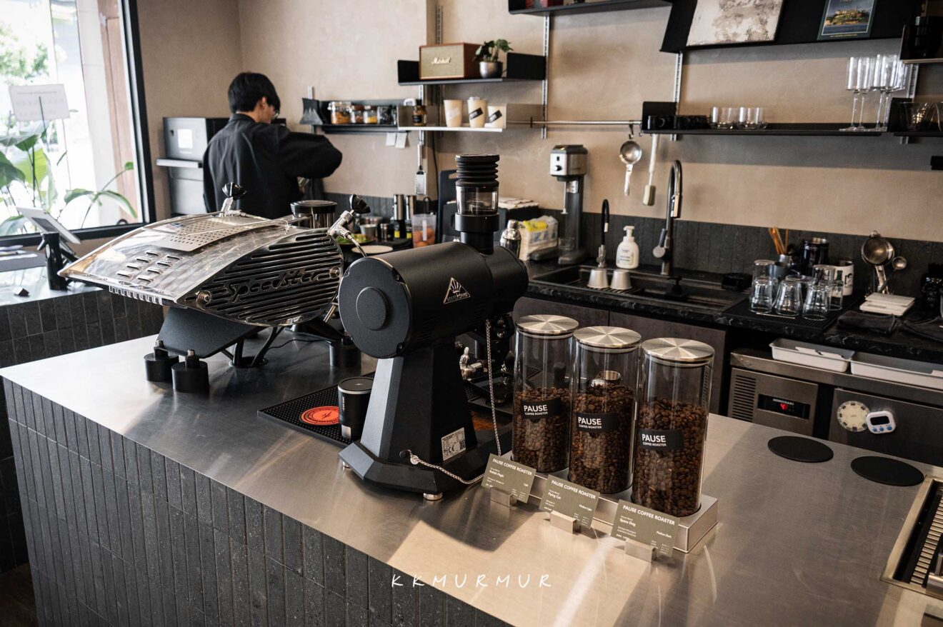 【PAUSE Coffee Roaster】絕美玻璃屋咖啡廳，感受陽光與植物的浪漫｜台北南港咖啡廳推薦｜捷運南港展覽館站(菜單) - 老K嘴一下